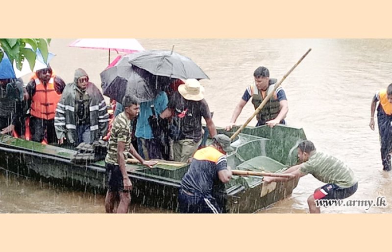 Commander of the Army visits flood-affected areas in Matara District